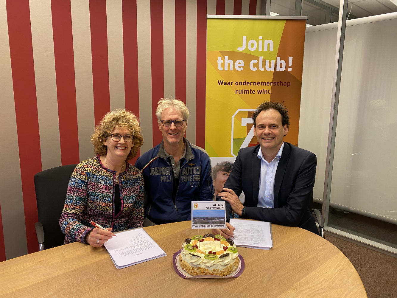 Ton en Carla Beerepoot tekenen koopcontract Zevenhuis - Zevenhuis